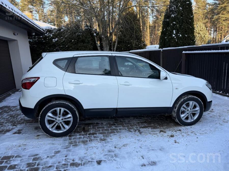 White Nissan Qashqai 2012 in Ogre, with an engine capacity of 1.60 L and mileage of 264 thousand km for 5450 €, photo 11 on AUTOMOTO.COM.LV