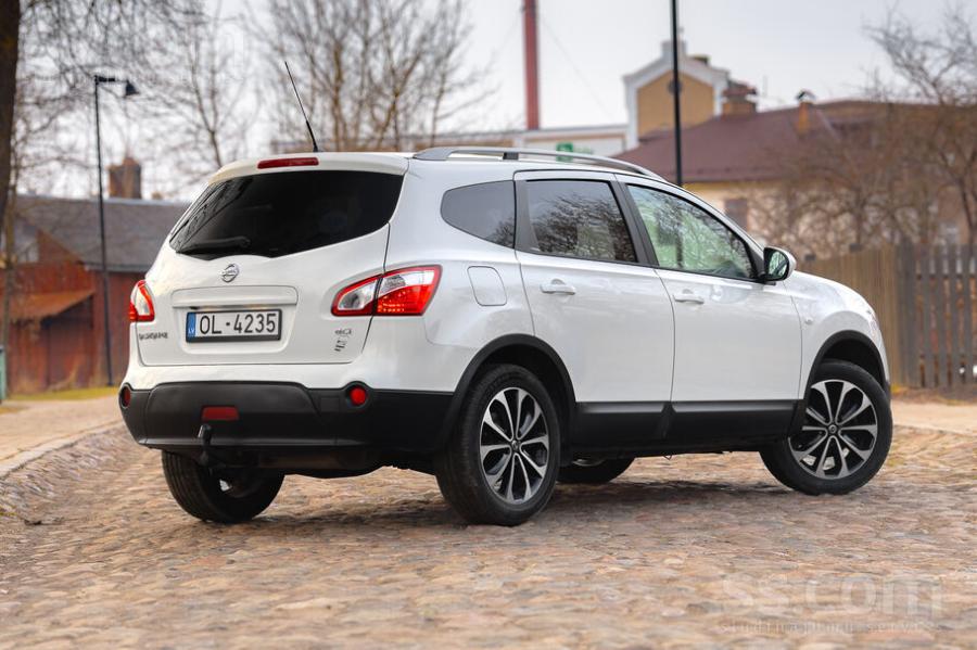 White Nissan Qashqai 2012 in Riga, with an engine capacity of 1.50 L and mileage of 187 thousand km for 6050 €, photo 6 on AUTOMOTO.COM.LV
