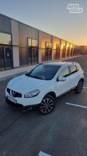 White Nissan Qashqai 2012 in Kaunas, with an engine capacity of 1.60 L and mileage of 204 thousand km for 3900 €, photo  on AUTOMOTO.COM.LV