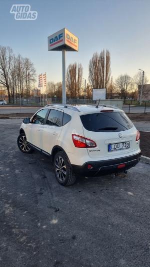 White Nissan Qashqai 2012 in Kaunas, with an engine capacity of 1.60 L and mileage of 204 thousand km for 3900 €, photo 3 on AUTOMOTO.COM.LV