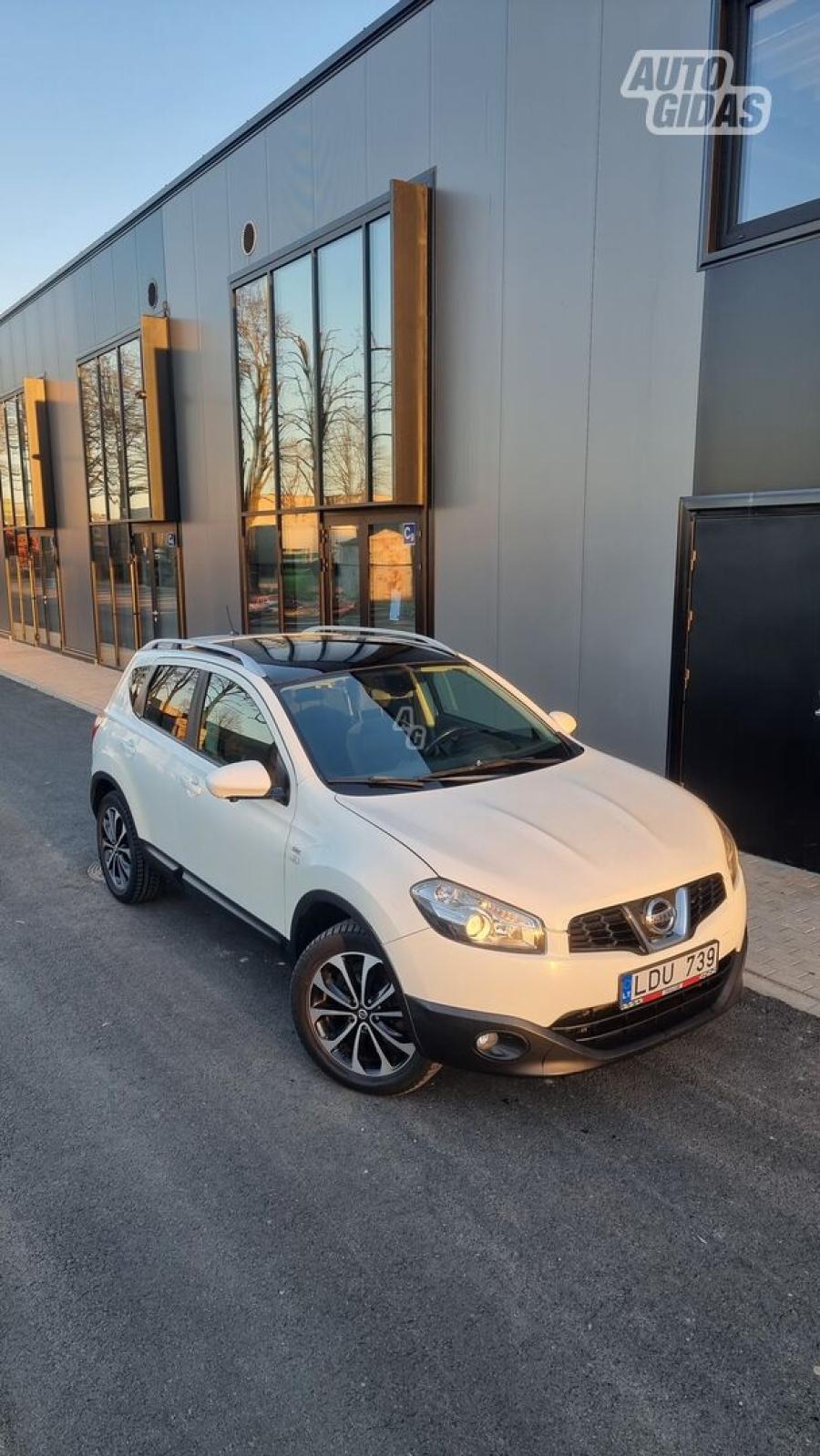 White Nissan Qashqai 2012 in Kaunas, with an engine capacity of 1.60 L and mileage of 204 thousand km for 3900 €, photo 4 on AUTOMOTO.COM.LV