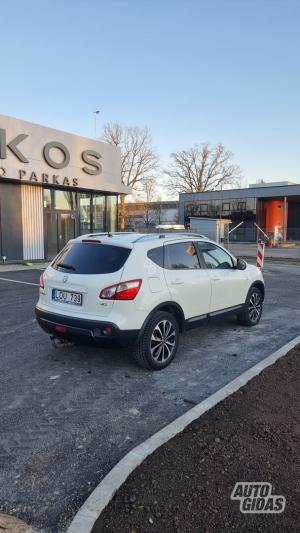 White Nissan Qashqai 2012 in Kaunas, with an engine capacity of 1.60 L and mileage of 204 thousand km for 3900 €, photo 5 on AUTOMOTO.COM.LV