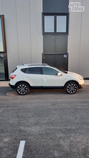 White Nissan Qashqai 2012 in Kaunas, with an engine capacity of 1.60 L and mileage of 204 thousand km for 3900 €, photo 6 on AUTOMOTO.COM.LV