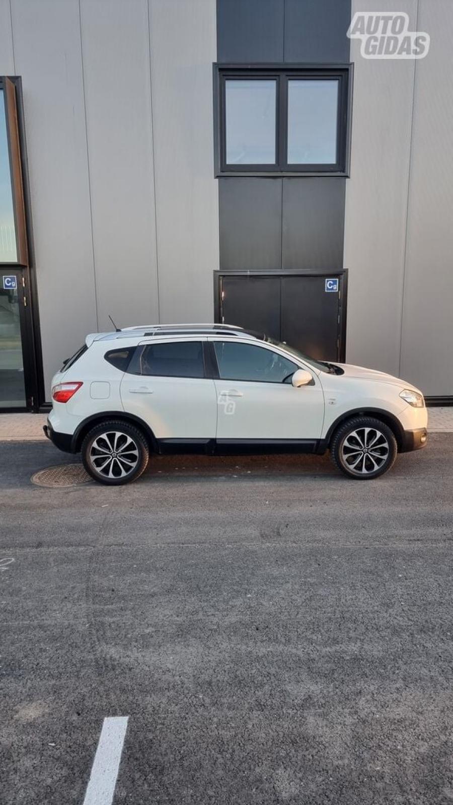 White Nissan Qashqai 2012 in Kaunas, with an engine capacity of 1.60 L and mileage of 204 thousand km for 3900 €, photo 6 on AUTOMOTO.COM.LV