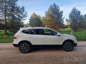 White Nissan Qashqai 2012 in Riga, with an engine capacity of 1.50 L and mileage of 187 thousand km for 5500 €, photo 5 on AUTOMOTO.COM.LV