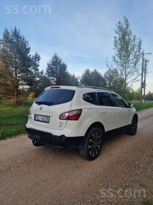 White Nissan Qashqai 2012 in Riga, with an engine capacity of 1.50 L and mileage of 187 thousand km for 5500 €, photo 7 on AUTOMOTO.COM.LV