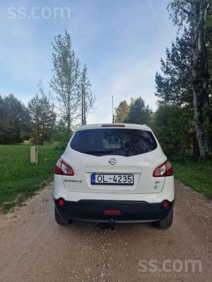 White Nissan Qashqai 2012 in Riga, with an engine capacity of 1.50 L and mileage of 187 thousand km for 5500 €, photo 9 on AUTOMOTO.COM.LV