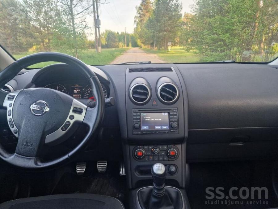 White Nissan Qashqai 2012 in Riga, with an engine capacity of 1.50 L and mileage of 187 thousand km for 5500 €, photo 13 on AUTOMOTO.COM.LV