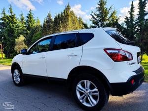 White Nissan Qashqai 2012 in Mazeikiai, with an engine capacity of 1.60 L and mileage of 218 thousand km for 5800 €, photo 13 on AUTOMOTO.COM.LV