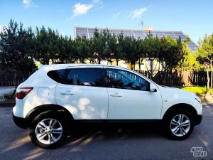 White Nissan Qashqai 2012 in Mazeikiai, with an engine capacity of 1.60 L and mileage of 218 thousand km for 5800 €, photo 14 on AUTOMOTO.COM.LV