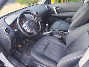 White Nissan Qashqai 2012 in Mazeikiai, with an engine capacity of 1.60 L and mileage of 218 thousand km for 5800 €, photo 15 on AUTOMOTO.COM.LV