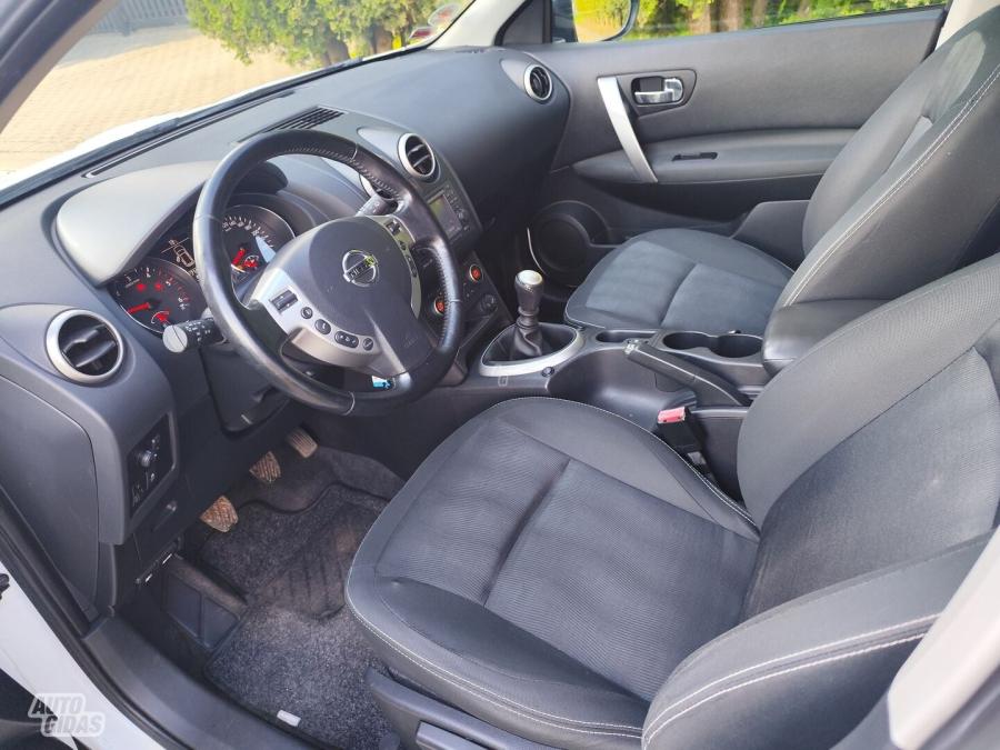 White Nissan Qashqai 2012 in Mazeikiai, with an engine capacity of 1.60 L and mileage of 218 thousand km for 5800 €, photo 15 on AUTOMOTO.COM.LV