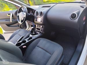White Nissan Qashqai 2012 in Mazeikiai, with an engine capacity of 1.60 L and mileage of 218 thousand km for 5800 €, photo 17 on AUTOMOTO.COM.LV