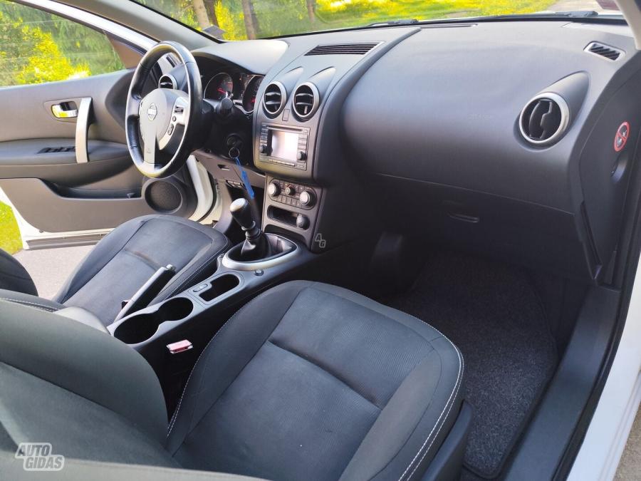 White Nissan Qashqai 2012 in Mazeikiai, with an engine capacity of 1.60 L and mileage of 218 thousand km for 5800 €, photo 17 on AUTOMOTO.COM.LV