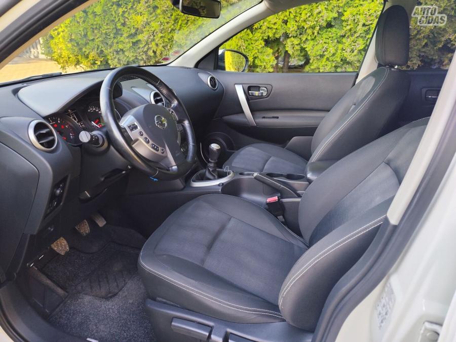 White Nissan Qashqai 2012 in Mazeikiai, with an engine capacity of 1.60 L and mileage of 218 thousand km for 5800 €, photo 18 on AUTOMOTO.COM.LV