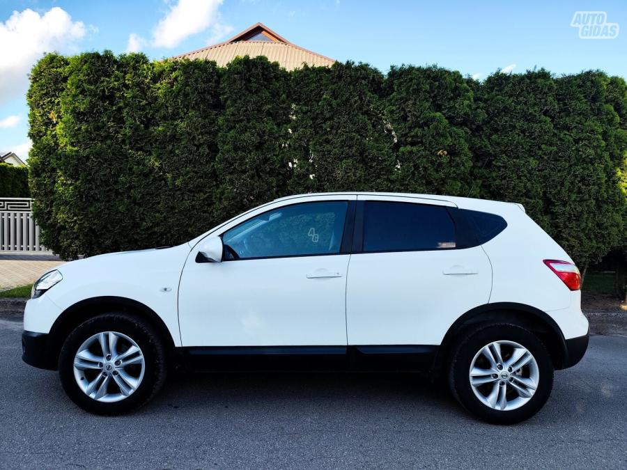 White Nissan Qashqai 2012 in Mazeikiai, with an engine capacity of 1.60 L and mileage of 218 thousand km for 5800 €, photo 21 on AUTOMOTO.COM.LV