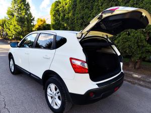 White Nissan Qashqai 2012 in Mazeikiai, with an engine capacity of 1.60 L and mileage of 218 thousand km for 5800 €, photo 24 on AUTOMOTO.COM.LV