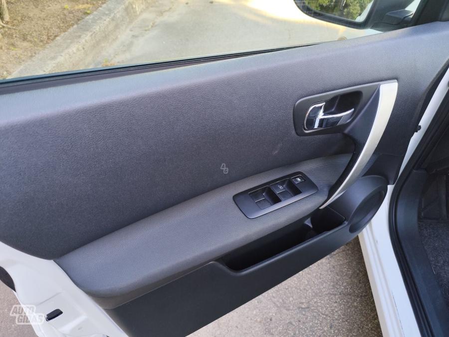 White Nissan Qashqai 2012 in Mazeikiai, with an engine capacity of 1.60 L and mileage of 218 thousand km for 5800 €, photo 25 on AUTOMOTO.COM.LV