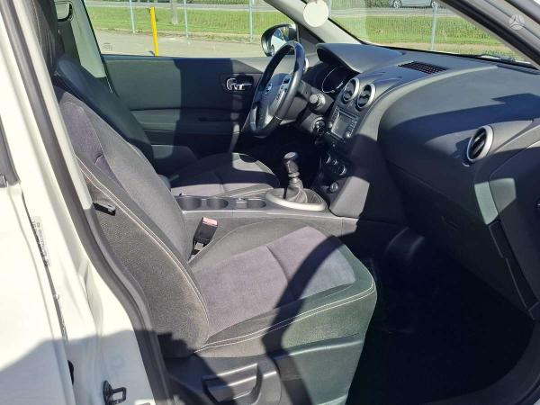 White Nissan Qashqai 2012 in Taurage, with an engine capacity of 1.46 L and mileage of 220 thousand km for 5000 €, photo 8 on AUTOMOTO.COM.LV