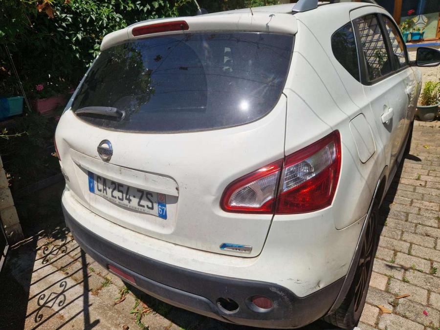 White Nissan Qashqai 2012 in Taurage, with an engine capacity of 1.60 L and mileage of 300 thousand km for 2700 €, photo 5 on AUTOMOTO.COM.LV