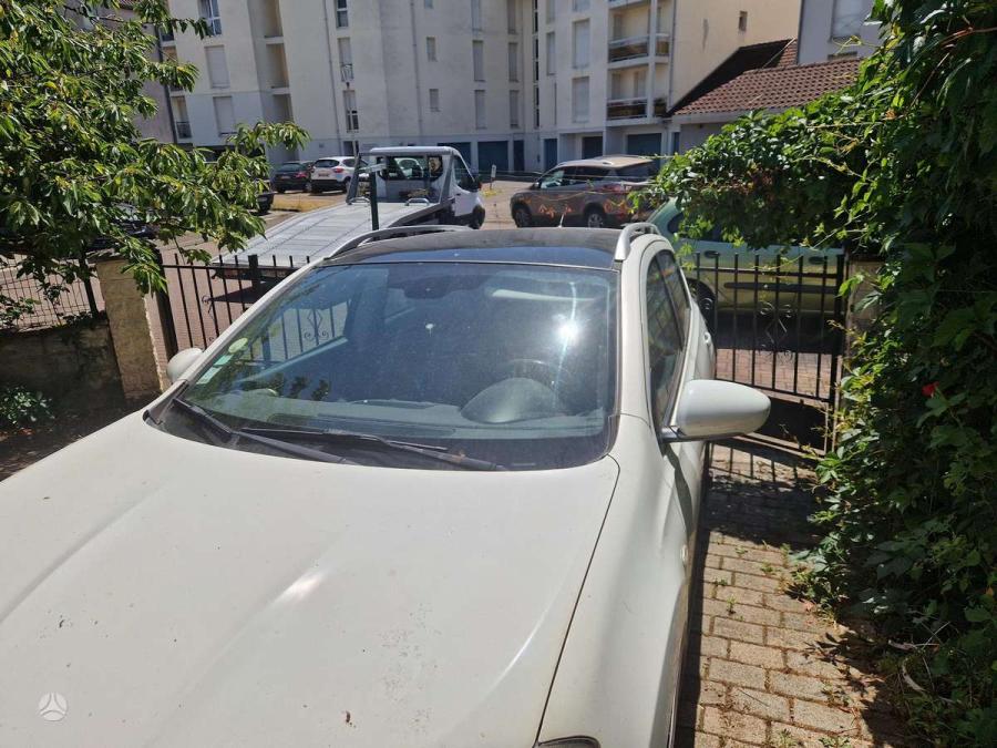 White Nissan Qashqai 2012 in Taurage, with an engine capacity of 1.60 L and mileage of 300 thousand km for 2700 €, photo 6 on AUTOMOTO.COM.LV