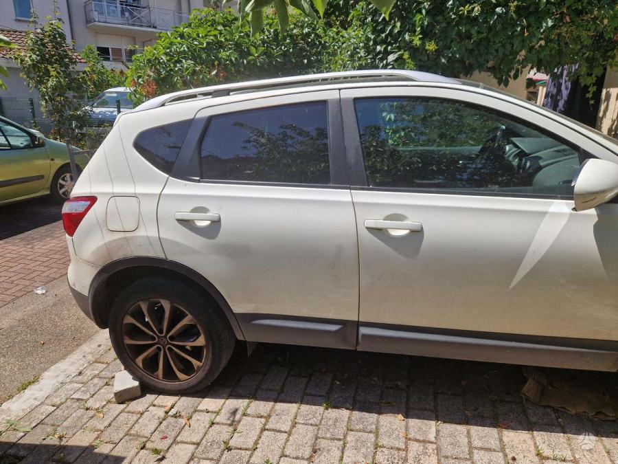 White Nissan Qashqai 2012 in Taurage, with an engine capacity of 1.60 L and mileage of 300 thousand km for 2700 €, photo 7 on AUTOMOTO.COM.LV