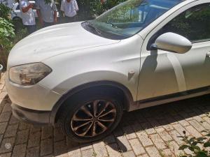 White Nissan Qashqai 2012 in Taurage, with an engine capacity of 1.60 L and mileage of 300 thousand km for 2700 €, photo 9 on AUTOMOTO.COM.LV