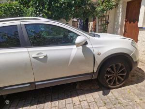 White Nissan Qashqai 2012 in Taurage, with an engine capacity of 1.60 L and mileage of 300 thousand km for 2700 €, photo 10 on AUTOMOTO.COM.LV