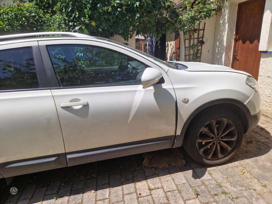 White Nissan Qashqai 2012 in Taurage, with an engine capacity of 1.60 L and mileage of 300 thousand km for 2700 €, photo 10 on AUTOMOTO.COM.LV