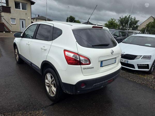 White Nissan Qashqai 2012 in Taurage, with an engine capacity of 1.46 L and mileage of 260 thousand km for 3999 €, photo 4 on AUTOMOTO.COM.LV