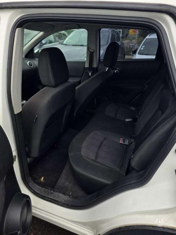 White Nissan Qashqai 2012 in Taurage, with an engine capacity of 1.46 L and mileage of 260 thousand km for 3999 €, photo 9 on AUTOMOTO.COM.LV