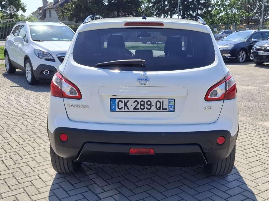 White Nissan Qashqai 2012 in Taurage, with an engine capacity of 1.46 L and mileage of 227 thousand km for 5000 €, photo 6 on AUTOMOTO.COM.LV
