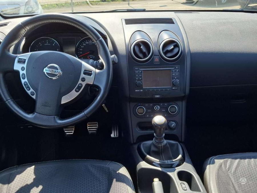 White Nissan Qashqai 2012 in Taurage, with an engine capacity of 1.46 L and mileage of 227 thousand km for 5000 €, photo 12 on AUTOMOTO.COM.LV