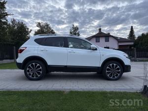 White Nissan Qashqai 2012 in Bauska, with an engine capacity of 1.50 L and mileage of 212 thousand km for 5300 €, photo 5 on AUTOMOTO.COM.LV