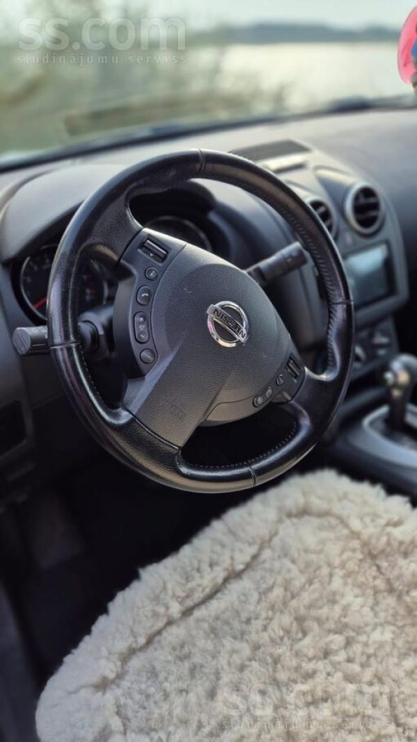 White Nissan Qashqai 2012 in Liepaja, with an engine capacity of 1.60 L and mileage of 188 thousand km for 5500 €, photo 7 on AUTOMOTO.COM.LV