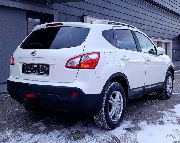 White Nissan Qashqai 2013 in Kaunas, with an engine capacity of 1.46 L and mileage of 214 thousand km for 5300 €, photo 4 on AUTOMOTO.COM.LV