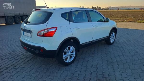 White Nissan Qashqai 2013 in Sirvintos, with an engine capacity of 1.60 L and mileage of 240 thousand km for 5790 €, photo 1 on AUTOMOTO.COM.LV