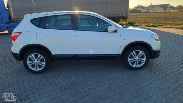 White Nissan Qashqai 2013 in Sirvintos, with an engine capacity of 1.60 L and mileage of 240 thousand km for 5790 €, photo 7 on AUTOMOTO.COM.LV