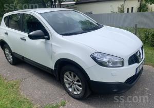 White Nissan Qashqai 2013 in Riga, with an engine capacity of 1.60 L and mileage of 203 thousand km for 5900 €, photo  on AUTOMOTO.COM.LV