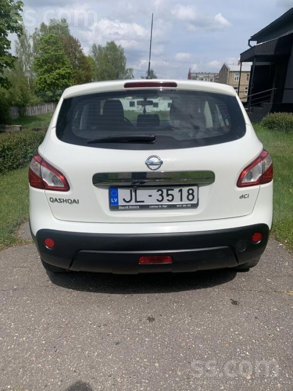 Balts Nissan Qashqai 2013 Rīga, ar dzinēja tilpumu 1.60 L un nobraukumu 203 tūkst. km par 5900 €, foto 4 vietnē AUTOMOTO.COM.LV