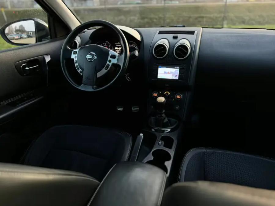 White Nissan Qashqai 2013 in Jelgava, with an engine capacity of 1.60 L and mileage of 242 thousand km for 6450 €, photo 4 on AUTOMOTO.COM.LV