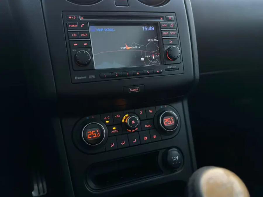 White Nissan Qashqai 2013 in Jelgava, with an engine capacity of 1.60 L and mileage of 242 thousand km for 6450 €, photo 9 on AUTOMOTO.COM.LV