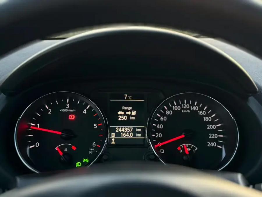 White Nissan Qashqai 2013 in Jelgava, with an engine capacity of 1.60 L and mileage of 242 thousand km for 6450 €, photo 10 on AUTOMOTO.COM.LV