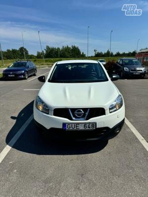 White Nissan Qashqai 2013 in Vilnius, with an engine capacity of 1.60 L and mileage of 128 thousand km for 6000 €, photo  on AUTOMOTO.COM.LV