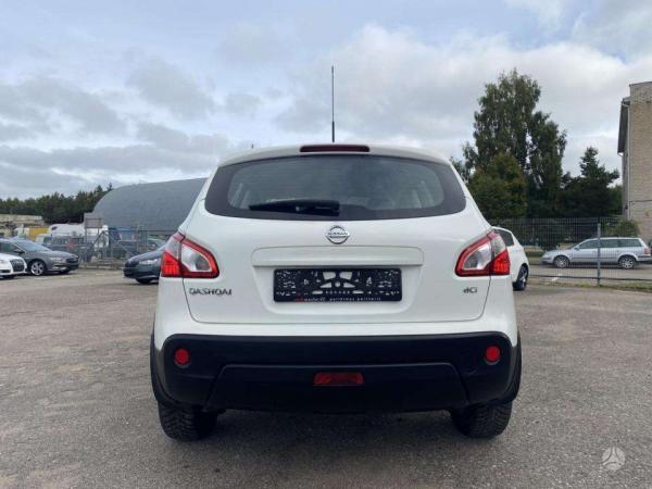 White Nissan Qashqai 2013 in Radviliskis, with an engine capacity of 1.46 L and mileage of 251 thousand km for 4850 €, photo 6 on AUTOMOTO.COM.LV