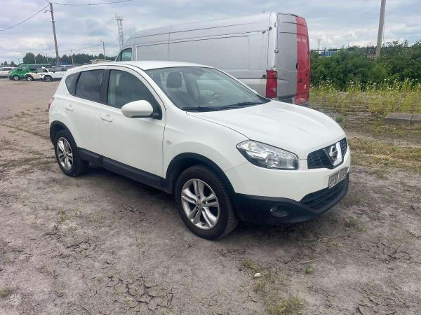 White Nissan Qashqai 2013 in Panevezys, with an engine capacity of 1.60 L and mileage of 268 thousand km for 3900 €, photo 1 on AUTOMOTO.COM.LV