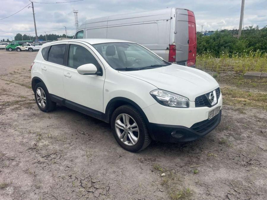 White Nissan Qashqai 2013 in Panevezys, with an engine capacity of 1.60 L and mileage of 268 thousand km for 3900 €, photo 1 on AUTOMOTO.COM.LV