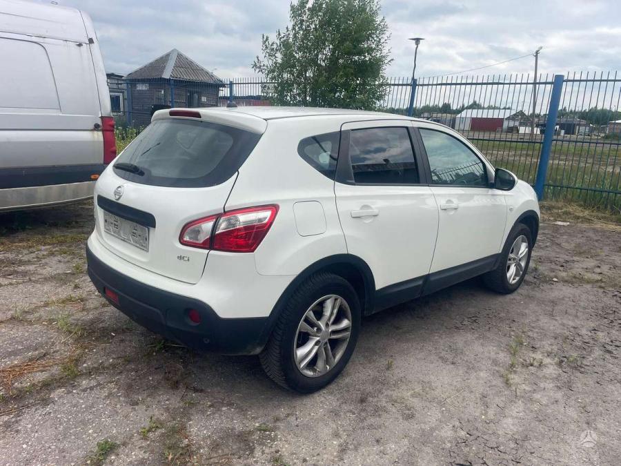 White Nissan Qashqai 2013 in Panevezys, with an engine capacity of 1.60 L and mileage of 268 thousand km for 3900 €, photo 3 on AUTOMOTO.COM.LV