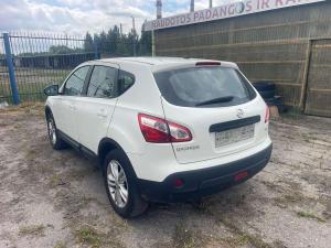 White Nissan Qashqai 2013 in Panevezys, with an engine capacity of 1.60 L and mileage of 268 thousand km for 3900 €, photo 4 on AUTOMOTO.COM.LV