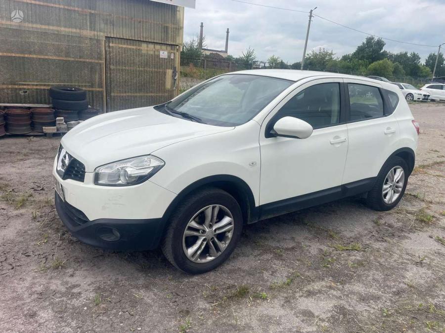 White Nissan Qashqai 2013 in Panevezys, with an engine capacity of 1.60 L and mileage of 268 thousand km for 3900 €, photo 5 on AUTOMOTO.COM.LV